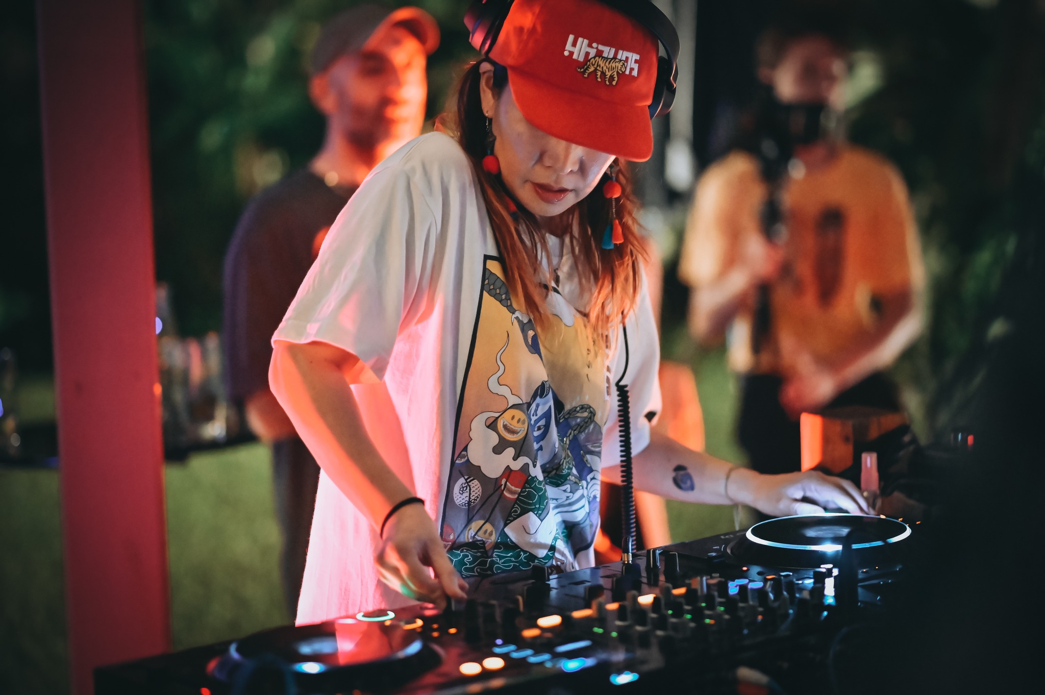 Monkey Pod with Chinese Man – DJ Mizuyo